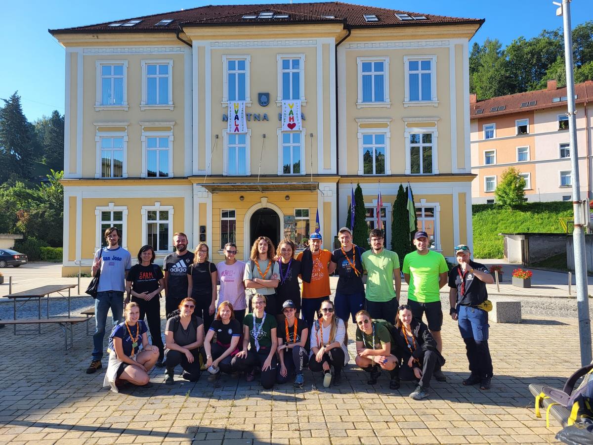 Ravenski taborniki ob tabornikih celotne Slovenije složno in z roko v ...